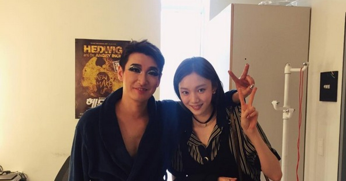 [ET-SNS] 이성경, '헤드윅' 조승우와 다정샷 "넘사벽이에요"