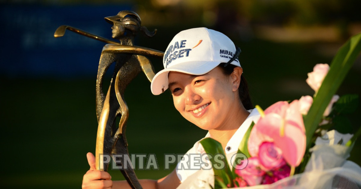 [포토] 우승트로피와 김세영 - 2016 LPGA JTBC 파운더스컵 4R (16)