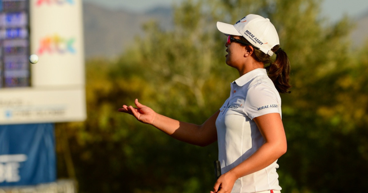 [포토] 18번 홀 공 던져주는 김세영 - 2016 LPGA JTBC 파운더스컵 4R (30)