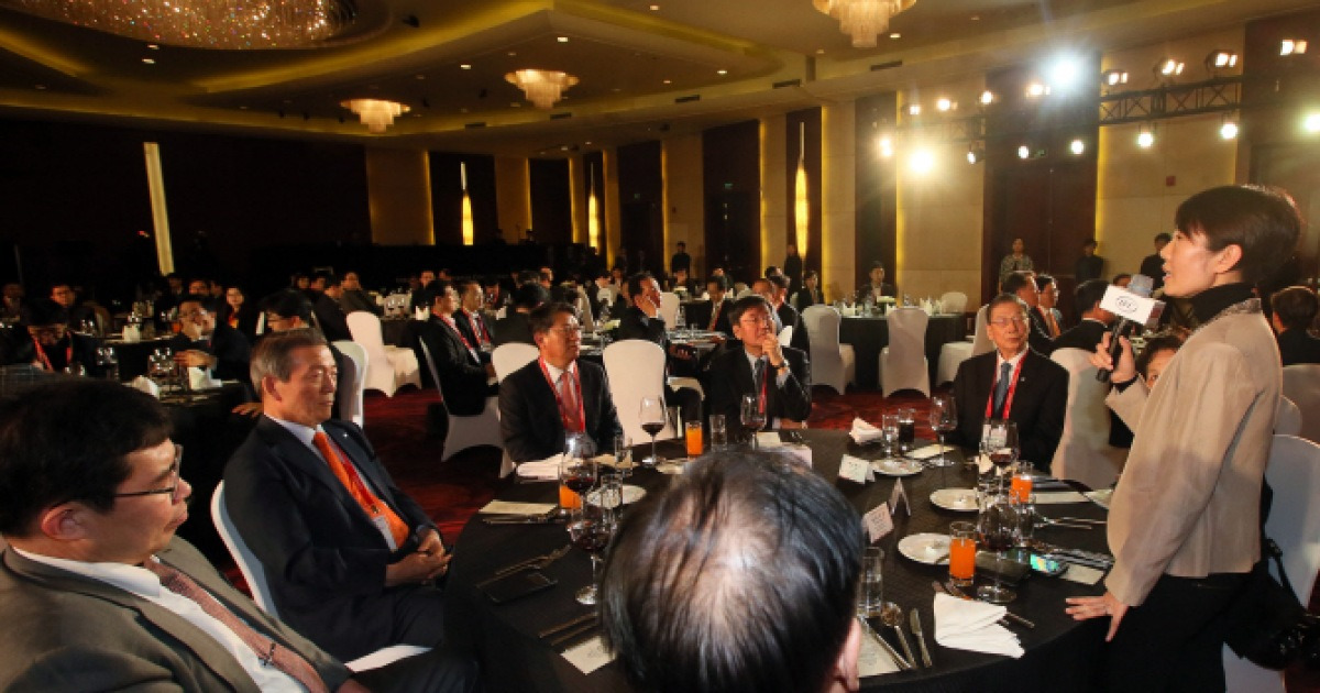 [IFC 2016 포토]건배사하는 멍리주엔 중국 경제망 부편집장