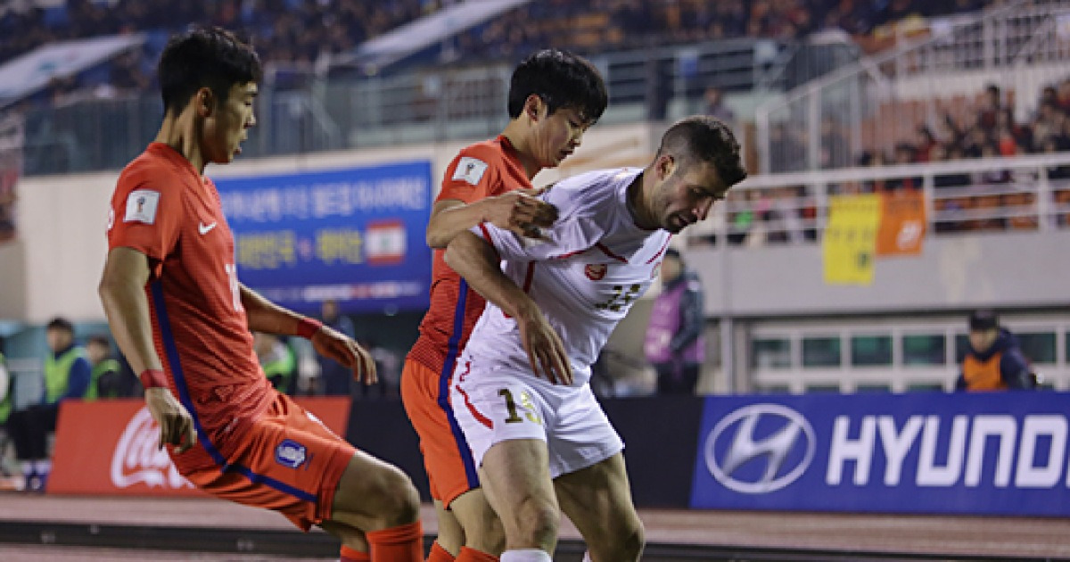 [B11포토] 김진수, '공 좀 내놔라'