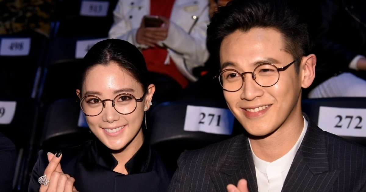 클라라·가진동 '사랑스러운 손가락 하트~'