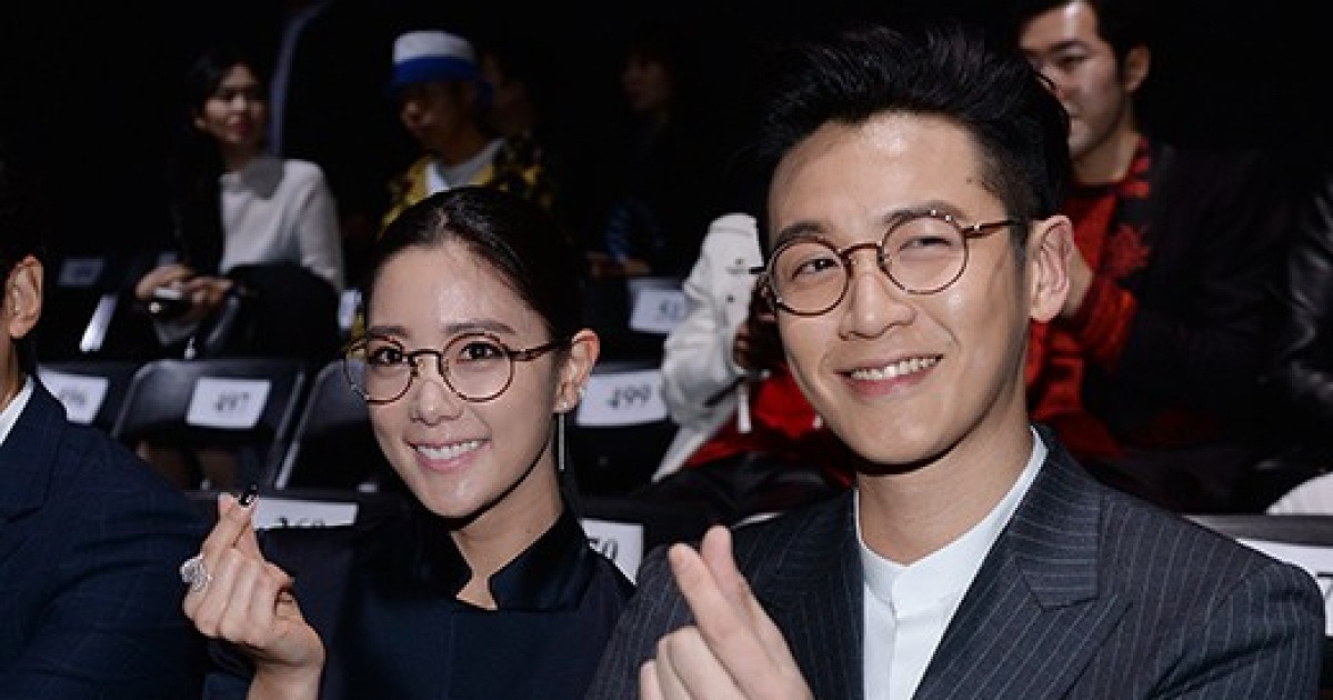 [T포토] 클라라-가진동 "미니 하트로 사랑을 전해요~"