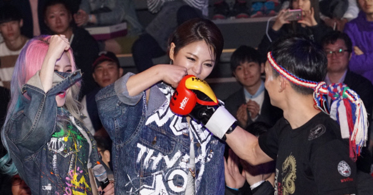 [스포츠경향 포토]'맥스FC 03' 걸그룹의 기운을 받아..파이팅하는 'Sol-T'와 김상재