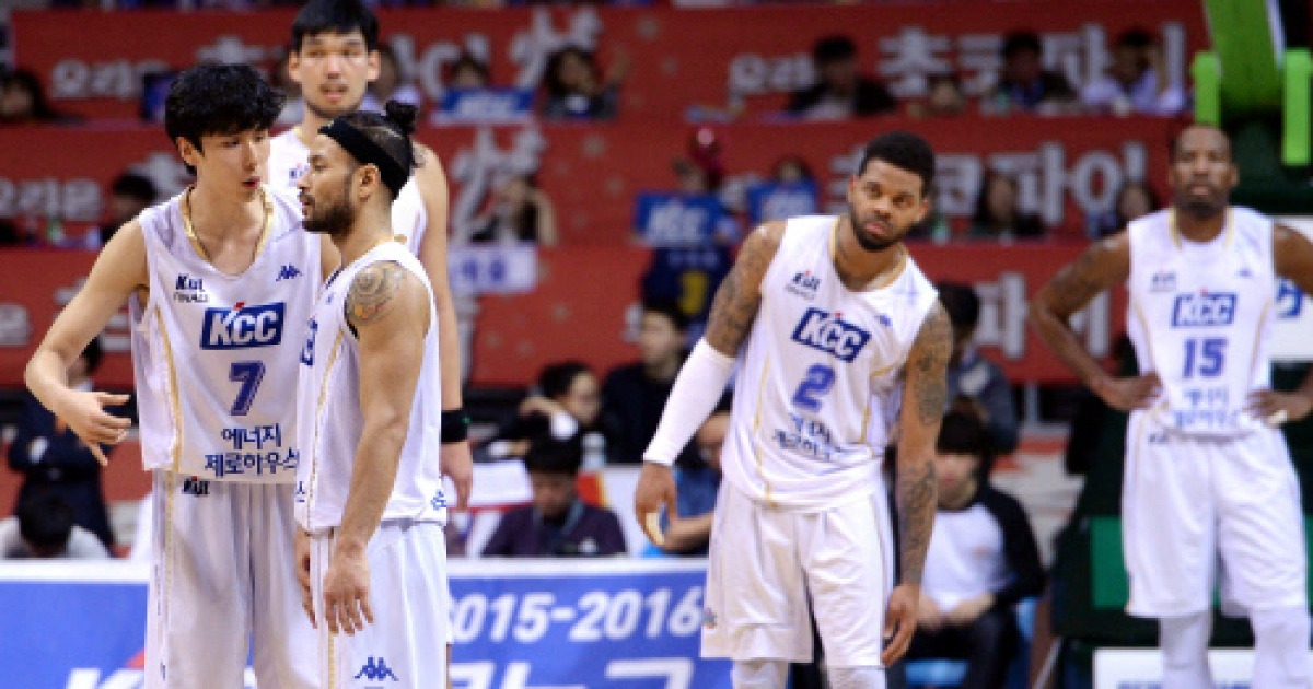 [SS포토] KCC 송교창과 전태풍, 이대로 무너질 순 없잖아..