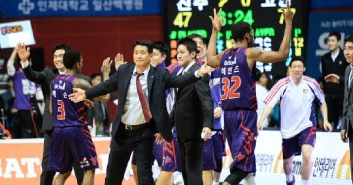 고양 오리온, KCC 완파하고 우승컵 안았다.. 14년 만에 정상 등극