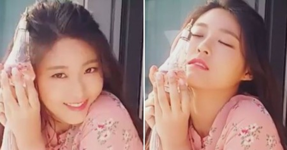 [ET-SNS] 설현, 봄내음 물씬..향수에 냄새 맡으며 '킁킁'