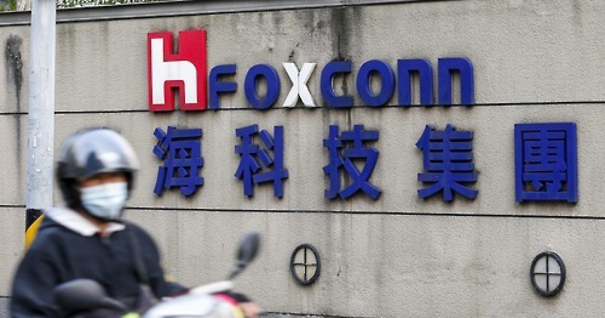 TAIWAN JAPAN BUSINESS SHARP FOXCONN