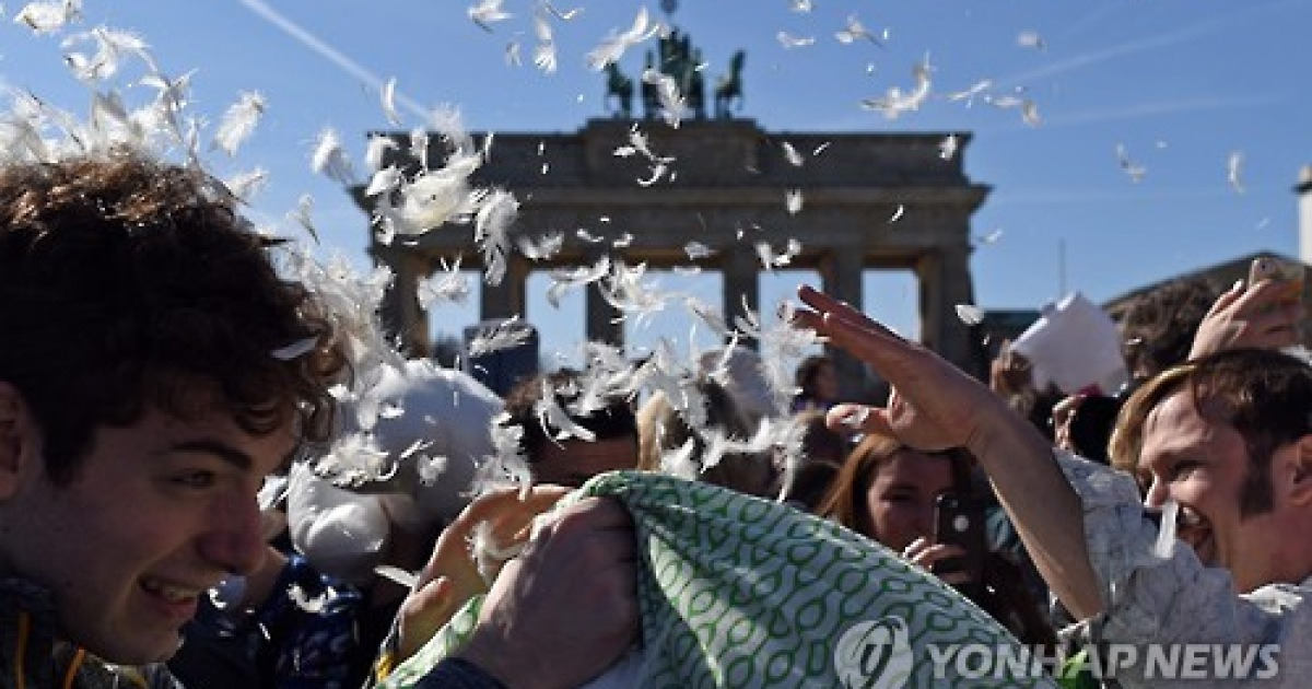 GERMANY PILLOW FIGHT