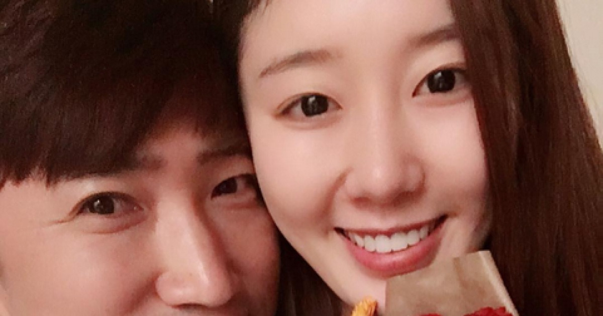 [ET-SNS] 나비♥장동민, 꽃다발 품에 안은 채 달달한 분위기 "봄봄봄"