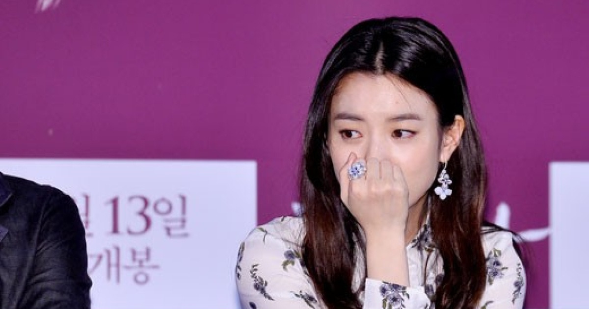 [t포토] 한효주 긴장한 모습도 귀여워