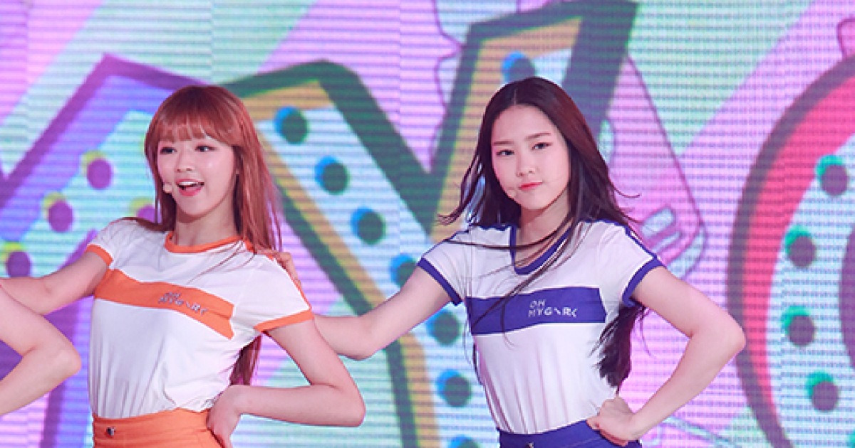 [포토엔]오마이걸 유아 지호 무대 위 각선미 대결