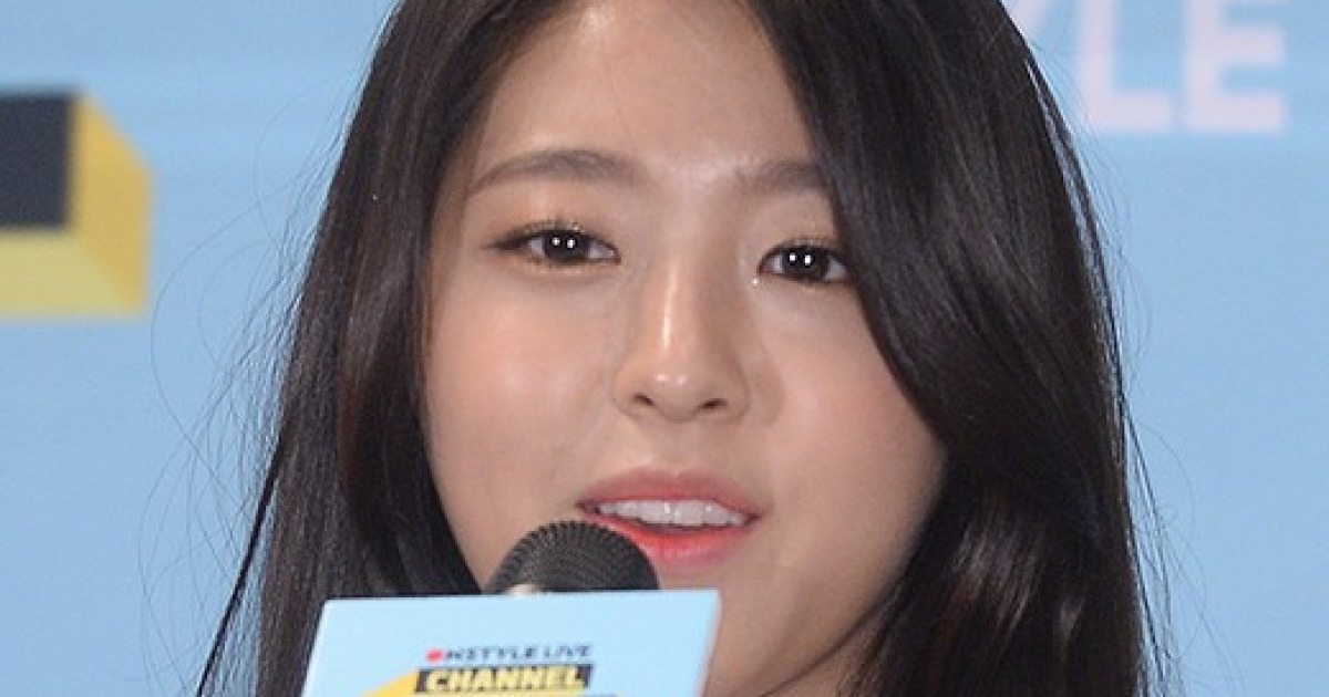 '채널 AOA' 설현 "개인 활동 많아서 멤버들 그리웠다"