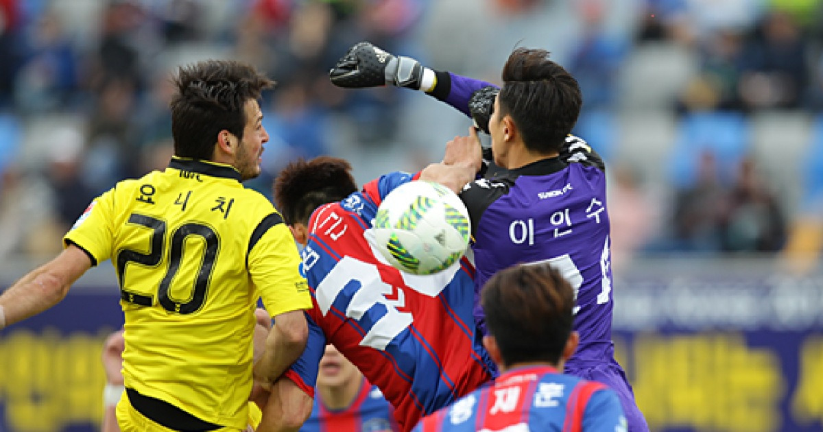 [B11포토] 수원FC의 위기, '공을 지나치는 이인수GK'