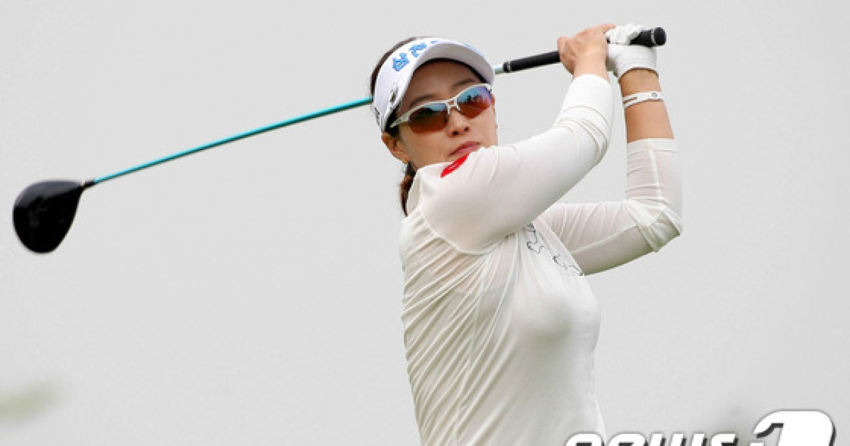 [KLPGA] 홍란·김지현, NH투자증권 2R 공동 선두..박성현 16위