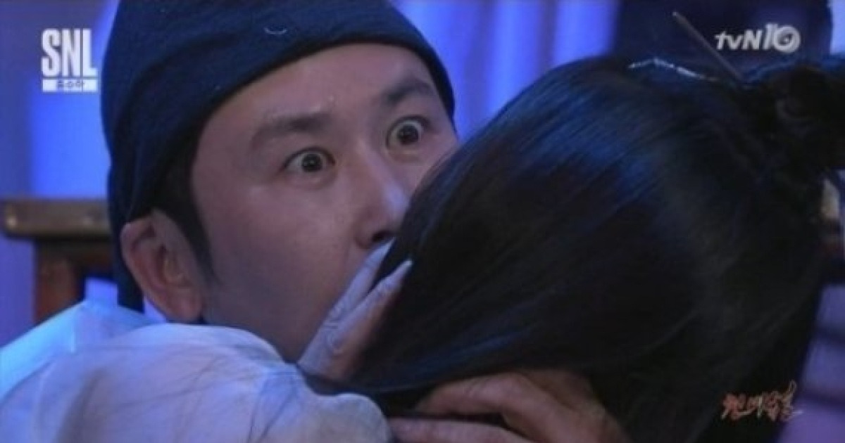SNL7 홍수아, 신동엽과 진한 키스 '신동엽 표정 보니..'
