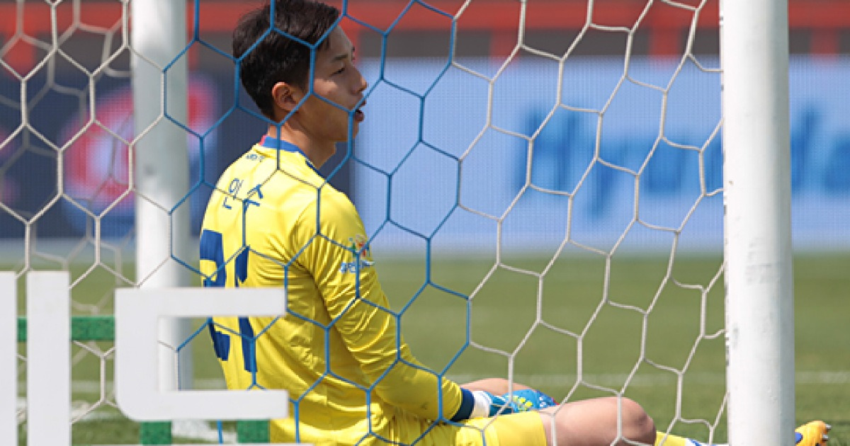 [B11포토] 허탈한 수원FC GK 이인수