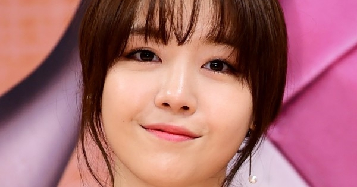 민아, 잡티 하나 없는 깔끔한 피부