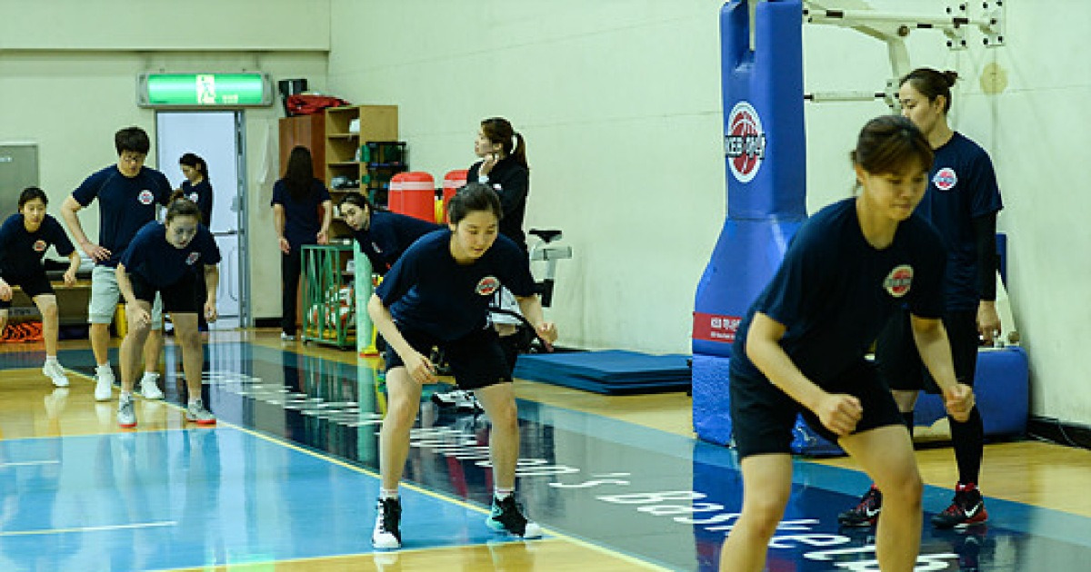 [포토] 풋워크 훈련 실시하는 KEB 하나은행 농구단