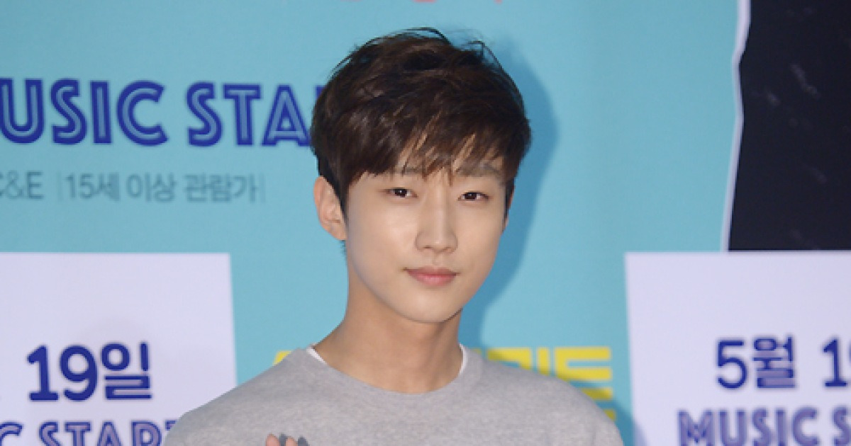 B1A4 진영 '시크한 아이돌의 손인사' [MBN포토]