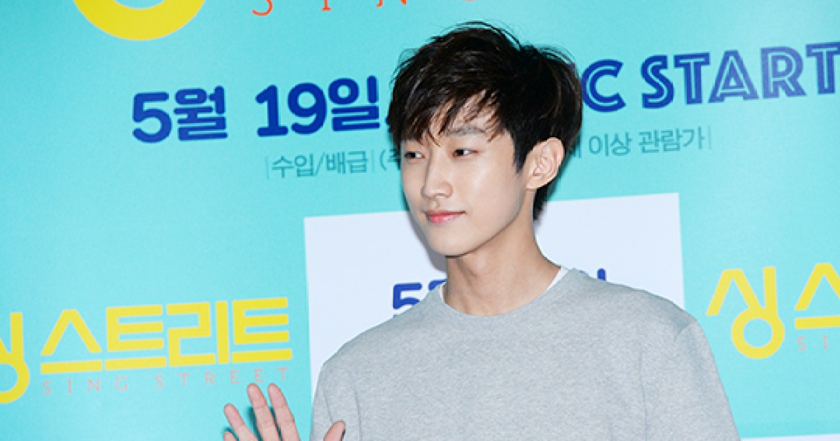 [TD포토] B1A4 진영 '샤프한 옆태'