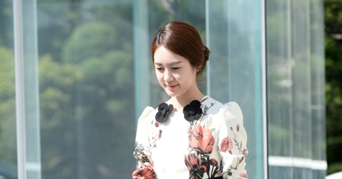 이요원 '꽃길을 걷는듯한 발걸음' [MBN포토]