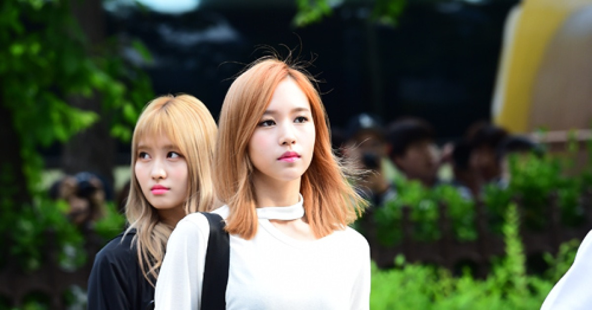 [포토엔]트와이스 미나 '각선미 돋보이게 하는 초밀착 청스키니'(출근길패션)