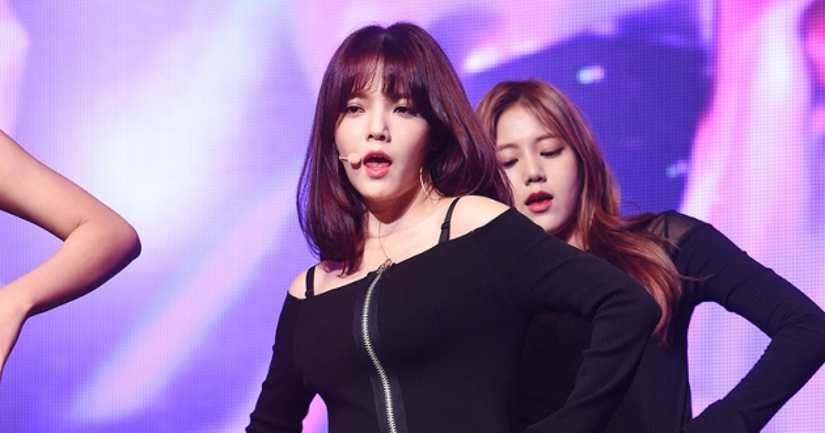 [HEI포토] AOA 지민, '앞 지퍼 달린 파격 의상 입고'