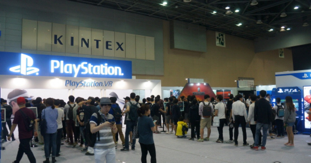 [플레이X4]VR게임 체험 위해 인산인해..시연 위주로 부스 꾸린 SIEK