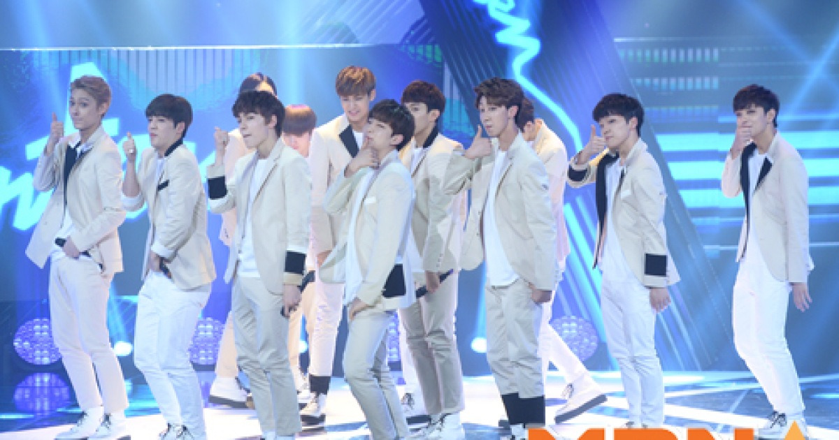 세븐틴 '단체로 손키스~' [MBN포토]