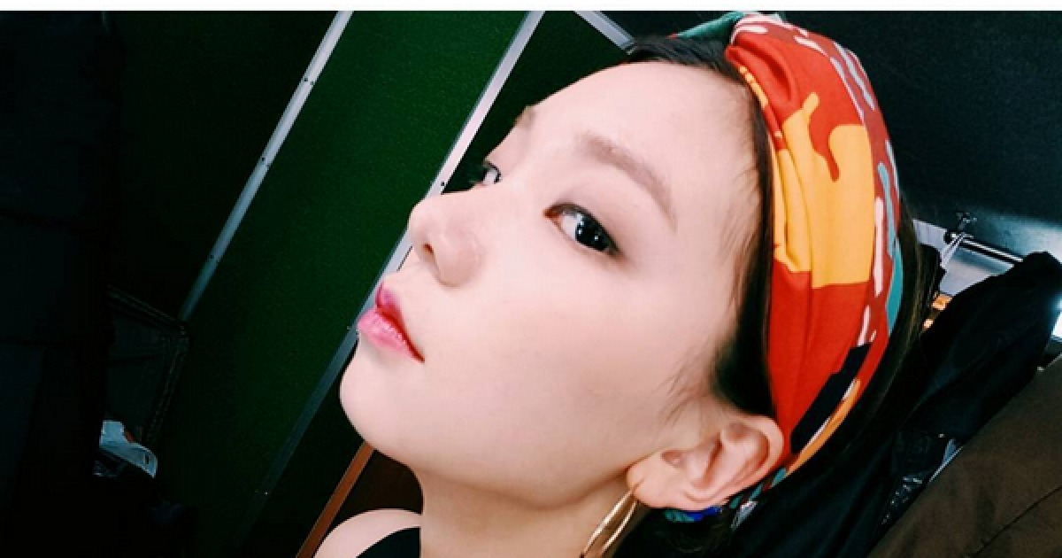 [ET-SNS] 이호정, 투명한 도자기 피부 과시하는 옆 모습 셀카 "내가 누군지 아늬?"