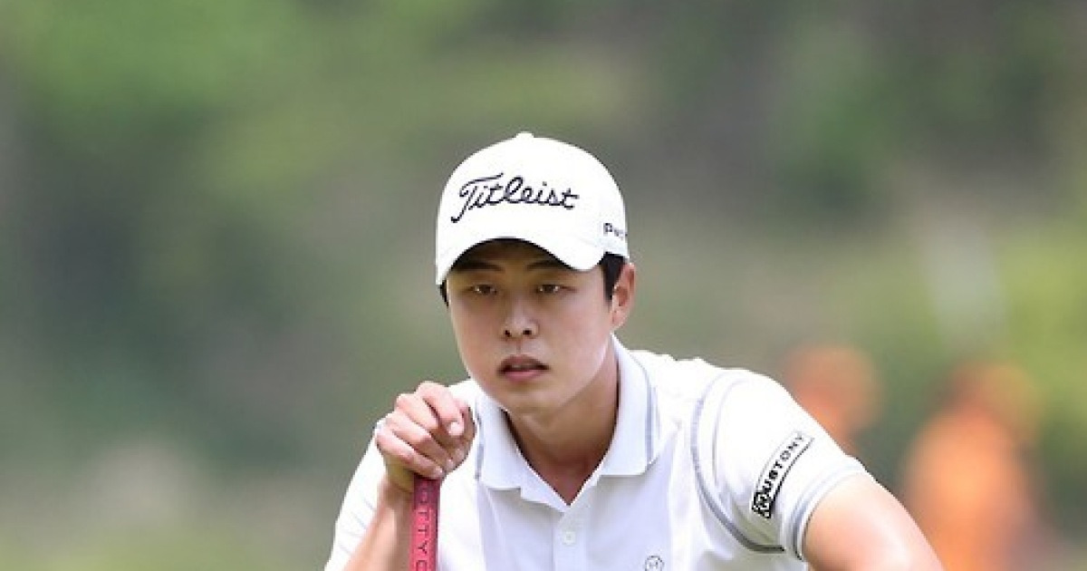 퍼팅라인 살피는 정대억