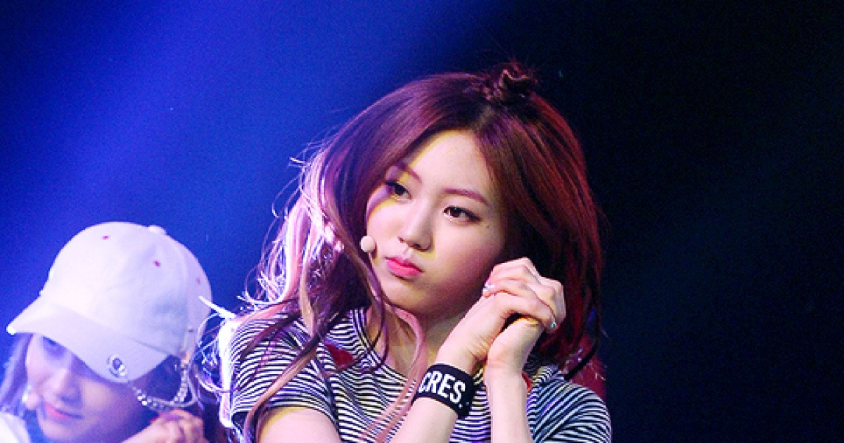 [TD포토] CLC 권은빈, '한 줌 허리에 헐렁한 청바지'