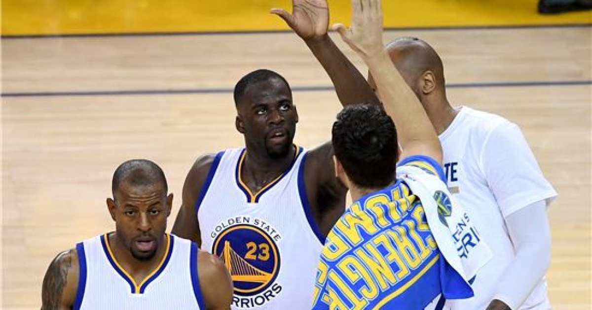 '그린 28점' GSW, CLE에 33점차 대승..파이널 2연승 질주