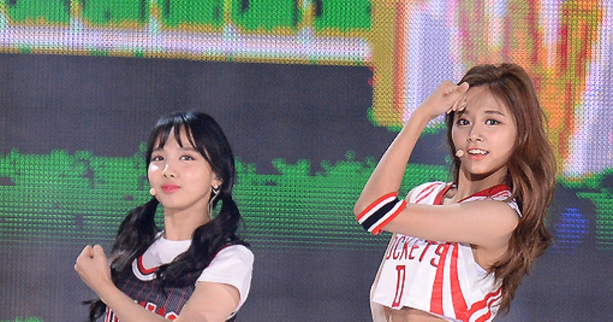 나연-쯔위 '섹시한 복근 대결' [MBN포토]