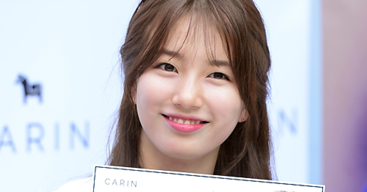 수지 '사인도 예쁘면 어떡해~' [MBN포토]