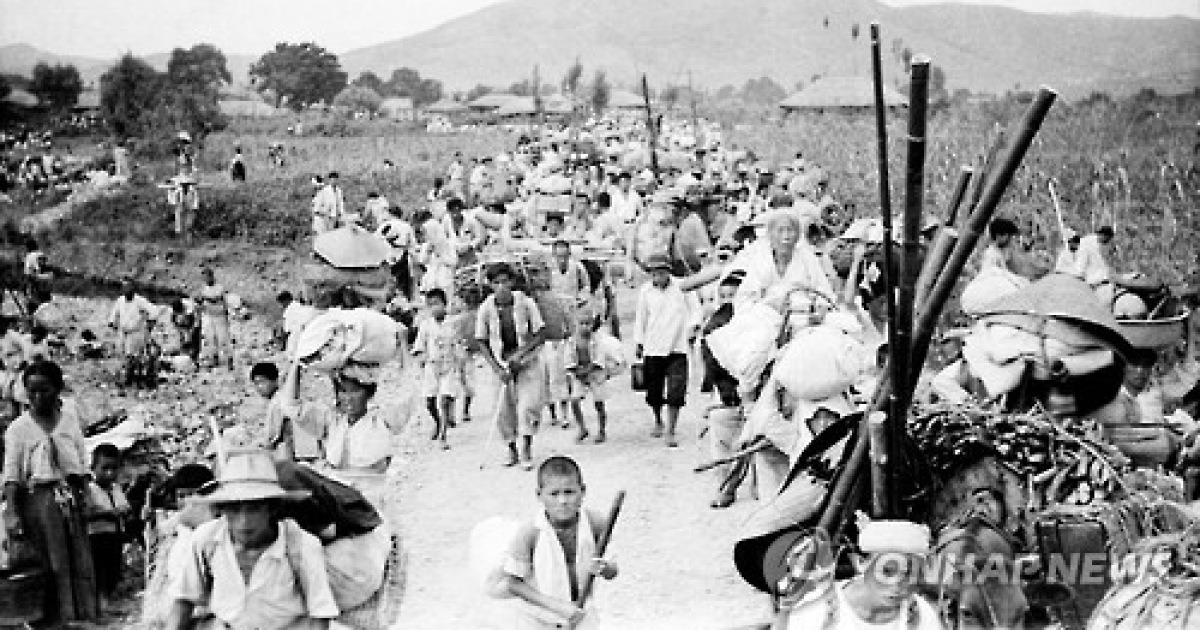 한국군 촬영 '6·25'사진, '영천의 피난민 행렬'