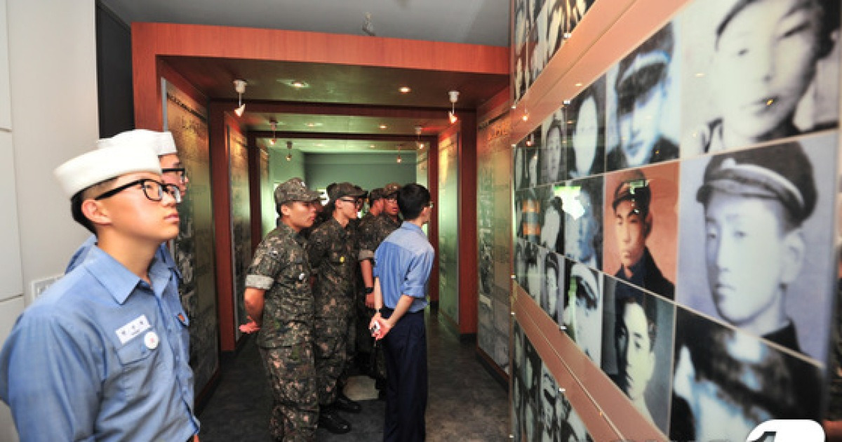 학도의용군 앞에 선 해군 장병들