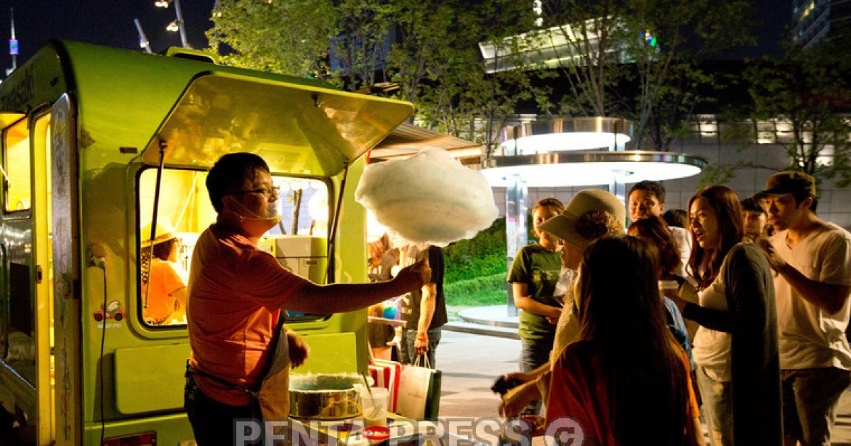 [포토] 푸짐한 푸드트럭 인심 - 서울 밤도깨비 야시장@DDP (5)