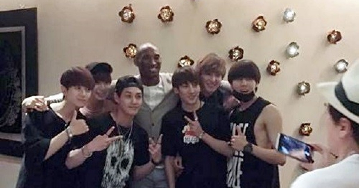 "인증샷 by 성룡"..JJCC, 코비와 만남