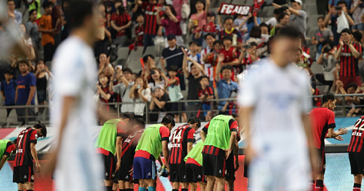 [B11포토] 팬들에게 인사전하는 FC서울, '모두 감사합니다'