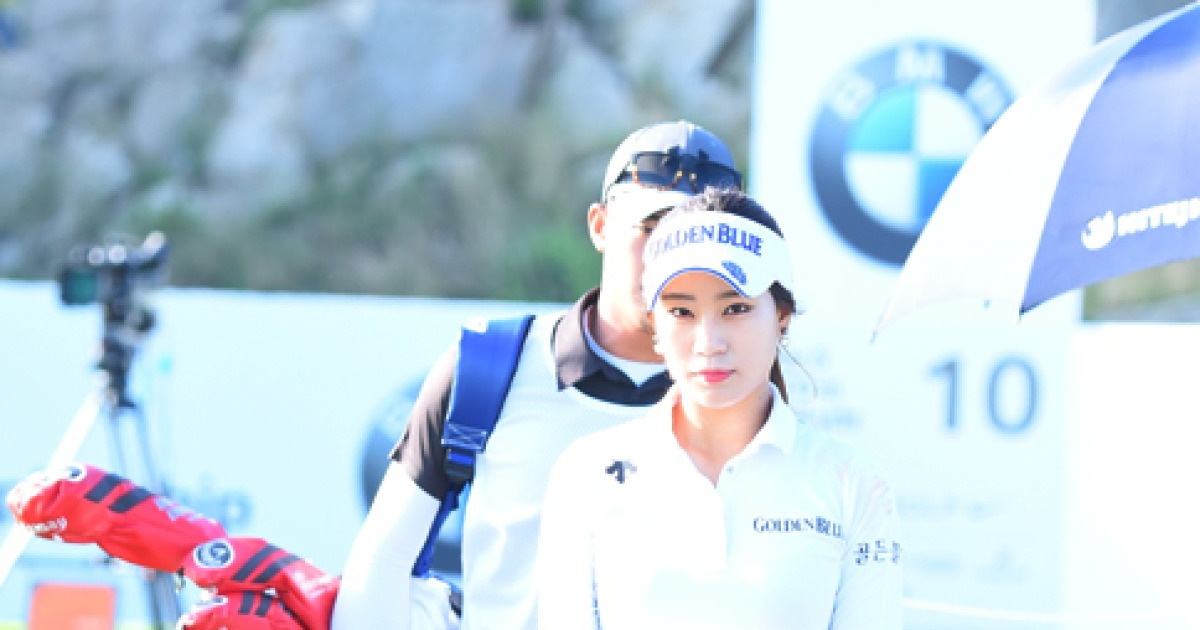 카메라를 응시하는 '필드의 모델' 유현주 [KLPGA생생포토]