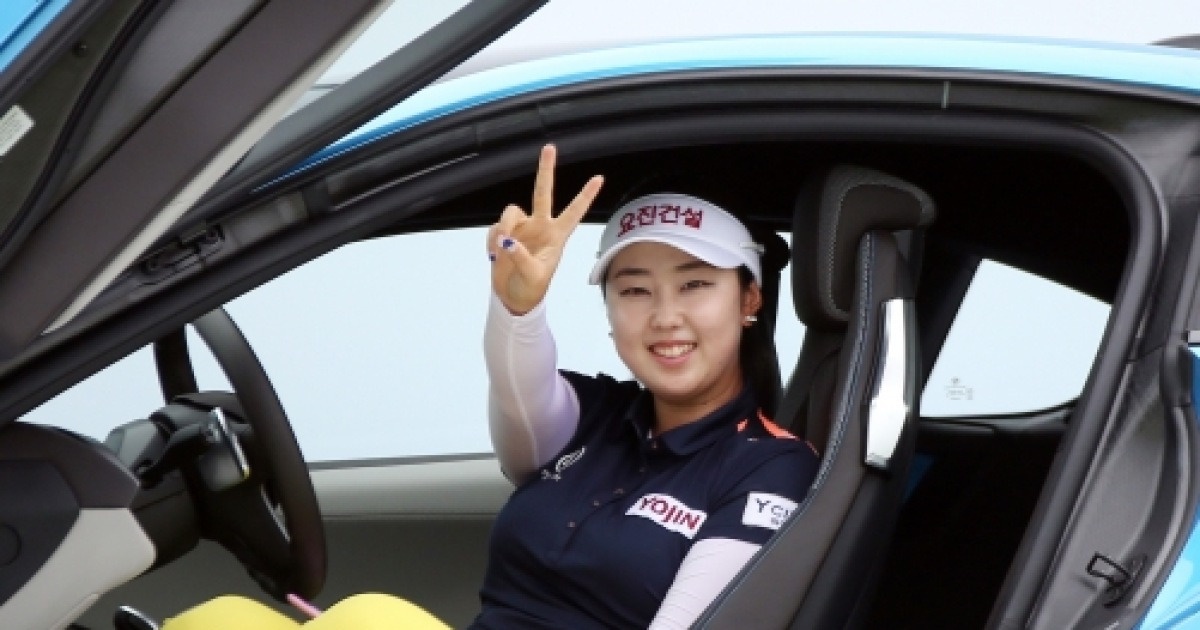 BMW i8에 올라 'V'를 그려보이는 프로골퍼 조윤정 [KLPGA생생포토]