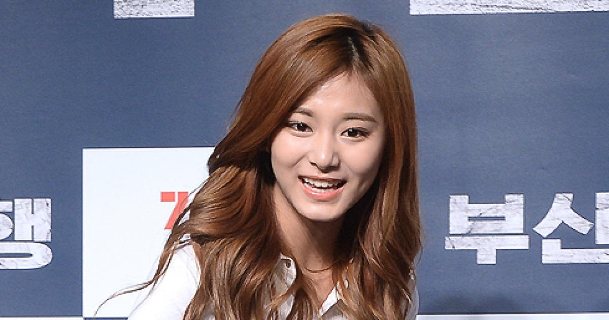 쯔위 '배 잡고 상큼 인사' [MBN포토]