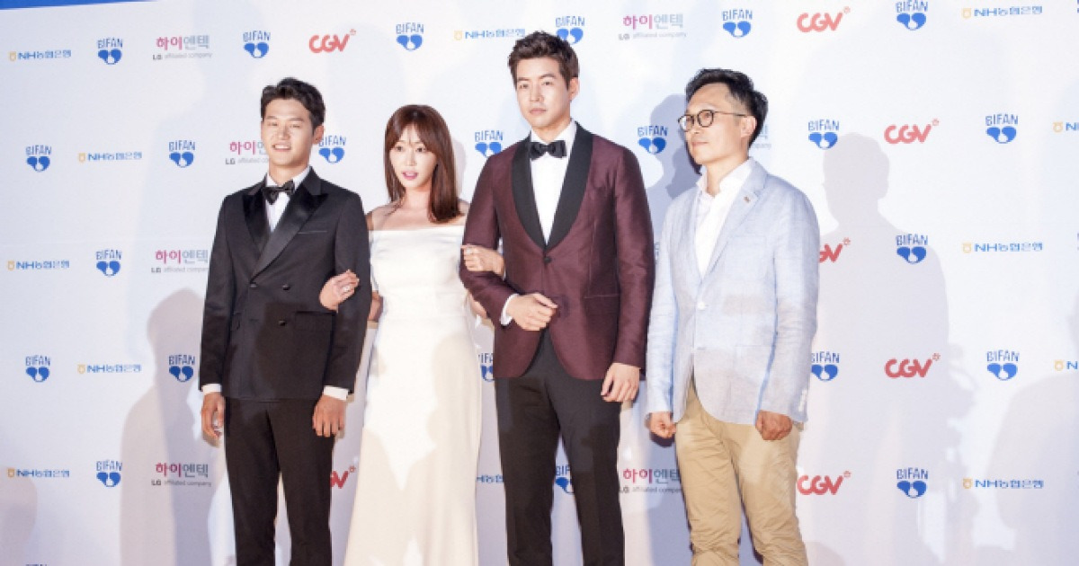 [포토]강예원, 두 훈남배우 에스코트 받으며((20th BIFAN)