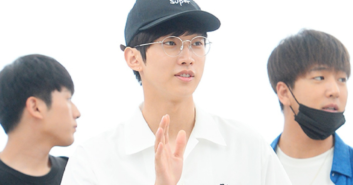 [TD포토] B1A4 진영 '오늘도 친절한 손인사'