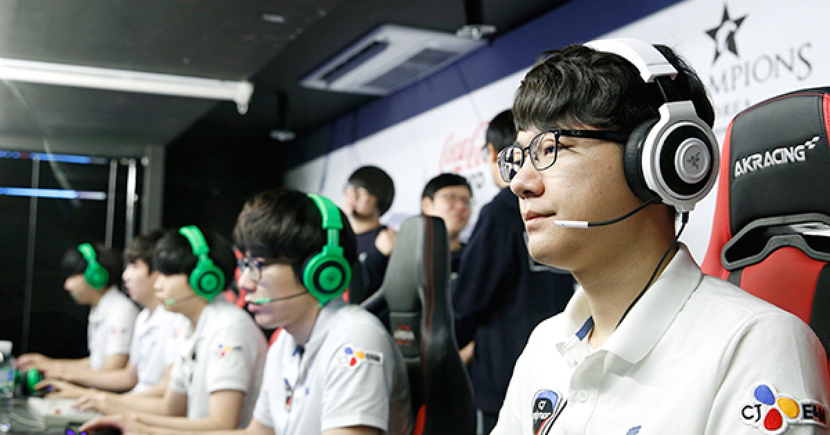 [롤챔스]CJ, 거대하게 굴린 눈덩이로 2세트서 ESC 격파 1:1