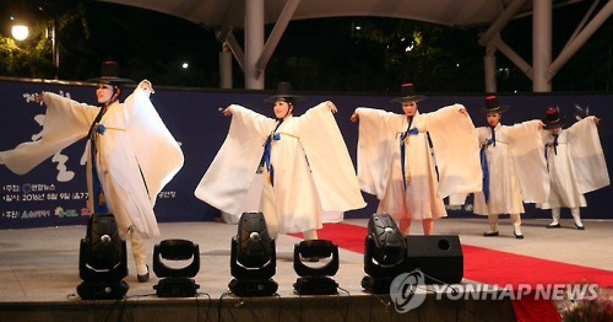 칠석날 한마당에서 선보이는 울산학춤