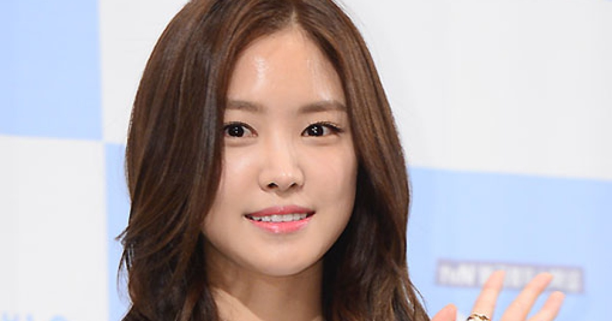 손나은 '순백의 여신의 빛나는 손인사' [MBN포토]