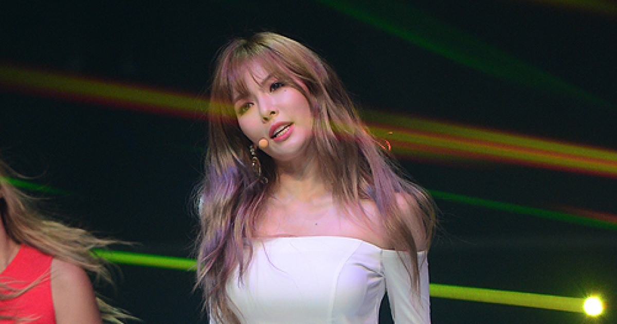 현아 '흘러내릴 듯한 무대의상' [MBN포토]